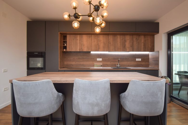BUCĂTĂRIE MDF VOPSIT MAT 124 - Mobila Bucatarie la comanda - Kitchen Expert