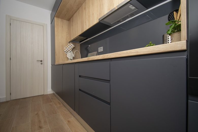 BUCĂTĂRIE MDF VOPSIT MAT 138 - Mobila Bucatarie la comanda - Kitchen Expert